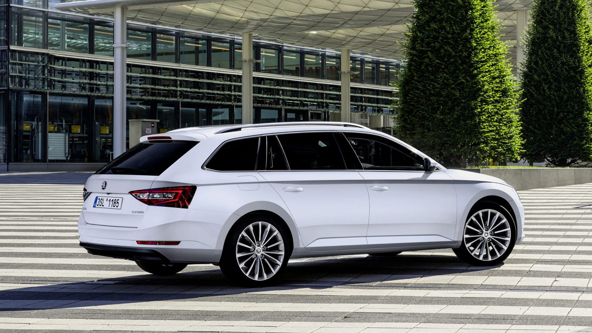 New ŠKODA SUPERB Estate | New Cars | Lookers ŠKODA